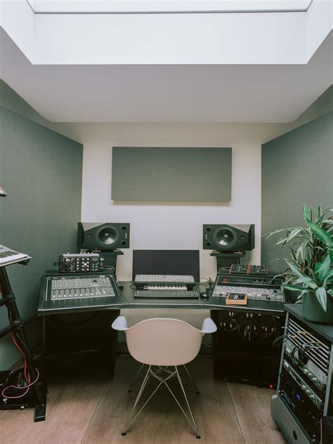 Unknown Works Creates Otherworldly Music Studio In London Garden