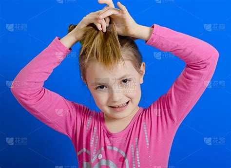 那个年轻女孩露出两条辫子