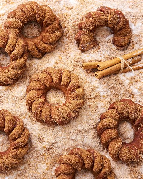 던킨 츄러스의 결을 그대로 살린 비주얼에 시나몬 설탕 토핑으로 츄로스 맛을 구현한 시나몬슈가츄로넛 향긋한 계피향이 가을 식욕 돋우는데 안 먹고 버틸 수 있냐구~😋