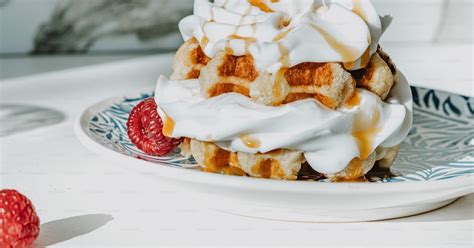 휘핑크림과 라즈베리를 얹은 와플 사진 Unsplash의 음식 이미지