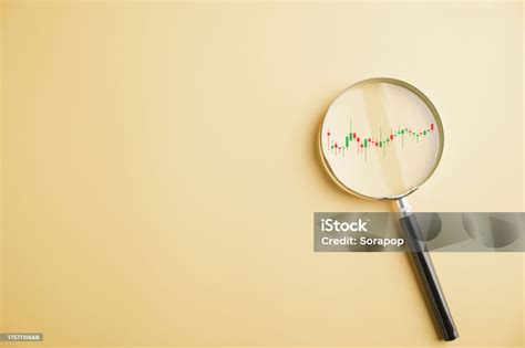 주식 시장의 비밀을 밝히는 트레이더는 돋보기로 막대 그래프의 증가하는 화살표를 검사합니다 조언에 대한 스톡 사진 및 기타 이미지 조언 환전소 미국 화폐 단위 Istock