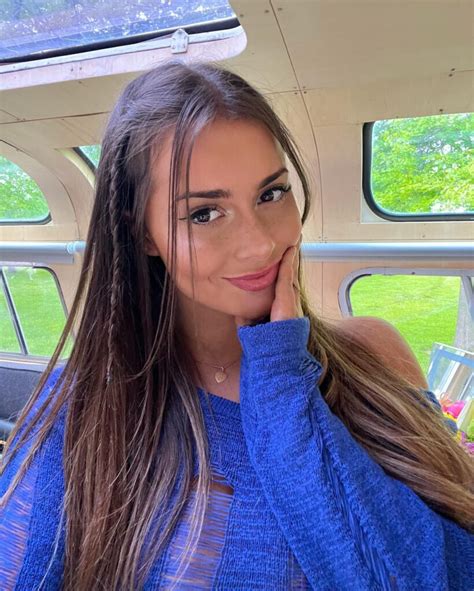 Emily A Jej šteklivá Selfie Len Pre Vyvolených 23 Ročná Brunetka Ich