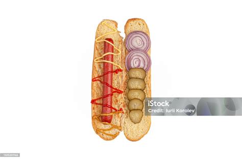 핫도그 재료 소시지 소스 절인 오이 양파 등 컷 롤빵에는 재료가 들어 있습니다 위에서 볼 수 있습니다 흰색 배경입니다 격리 0