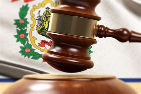 서쪽 버지니아 상태 깃발 근접 촬영 3d 렌더링의 나무 망치 서 전면 의사봉에 대한 스톡 사진 및 기타 이미지 의사봉 0명 3차원 형태 Istock