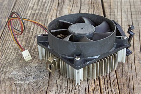 나무 배경에 방열판과 Cpu 쿨러 0명에 대한 스톡 사진 및 기타 이미지 0명 Cpu 개수대 Istock