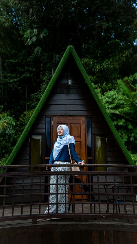 발코니에 서 있는 히잡을 쓴 여자 사진 Unsplash의 무료 이미지