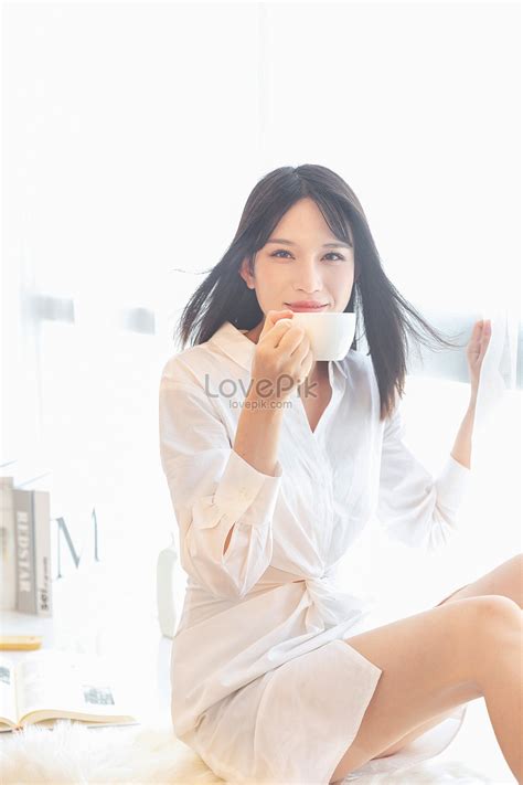 커피를 마시는 국내 여자 사진 무료 다운로드 Lovepik