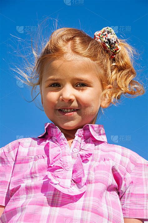 粉红色小女孩的近照