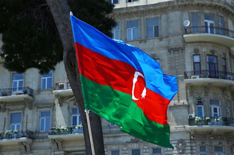 아제르바이잔인 플래그 도시 배경입니다 빨간 녹색 파랑 플래그입니다 아제르바이잔 전통 애국입니다 깃발 흔드는 바람 0명에 대한 스톡 사진 및 기타 이미지 Istock