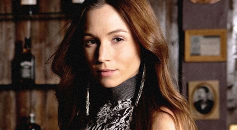 Dominique Provost Chalkley Star De La Série Wynonna Earp Fait Son
