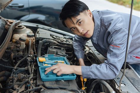 작업복을 입은 정비사가 자동차를 점검하고 수리합니다 25 29세에 대한 스톡 사진 및 기타 이미지 25 29세 검사 보기 공학 Istock