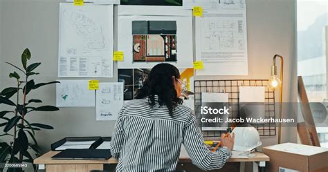 비즈니스 우먼 건축 및 시작 프로젝트 평면도 체크리스트 또는 연구를 위한 사무실에서 계획 전문인 디자이너 또는 엔지니어가 청사진 아이디어를 작성하거나 브레인스토밍하는 등