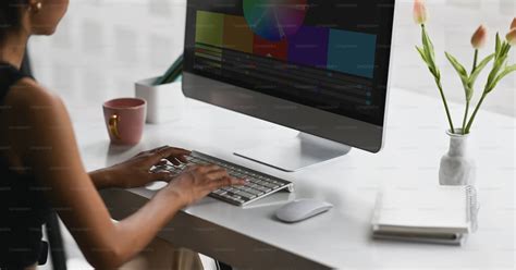 컴퓨터에서 컬러 견본으로 작업하는 자른 사진 창조적인 여성 그래픽 디자이너가 일하고 있습니다 사진 Unsplash의 태국 이미지