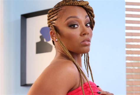 Η Mimi Curvaceous σαπουνίζει το κορμί της Manslife