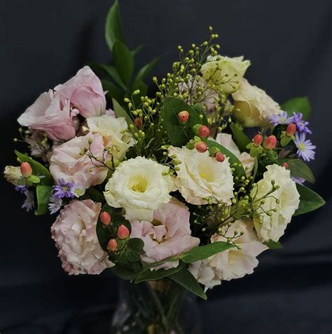 배경을 칠할 때 가장 많이 하는 기법을 소개합니다 소금을 사용해서 무늬를 만들어주는데 배경을 진하게 칠하고 물기가 많을 때 무늬가 잘 만들어진답니다 소금은 가는 소금 꽃