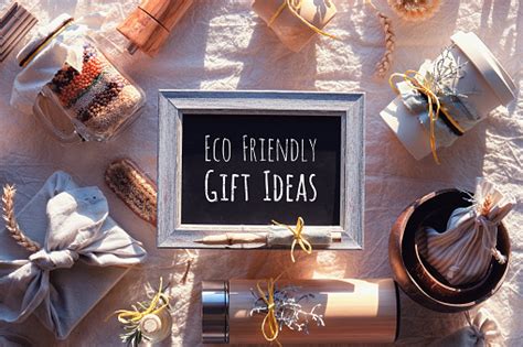 텍스트 에코 친화적 인 선물 아이디어와 칠판 제로 폐기물 크리스마스 선물플랫 누워 수건 대나무 컵 그릇 절연 플라스크에 싸여