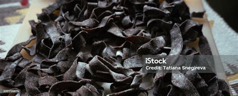 초콜릿 파스타 만들기 밀가루를 뿌린 표면에 갓 만든 이탈리안 초콜릿 파스타 수제 파스타 준비 미식 요리 독특한 파스타 요리법의 개념 갈색에 대한 스톡 사진 및 기타 이미지