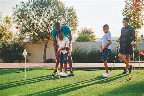 자신의 뒤뜰에서 골프를 치는 다정한 젊은 가족의 전체 길이 샷 놀기에 대한 스톡 사진 및 기타 이미지 놀기 가족 골프 Istock
