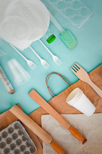 플라스틱 항목의 세트와 에코 나무 식기및 종이 봉투로 교체 제로 폐기물 개념 맨 위 보기 0에 대한 스톡 사진 및 기타 이미지 Istock