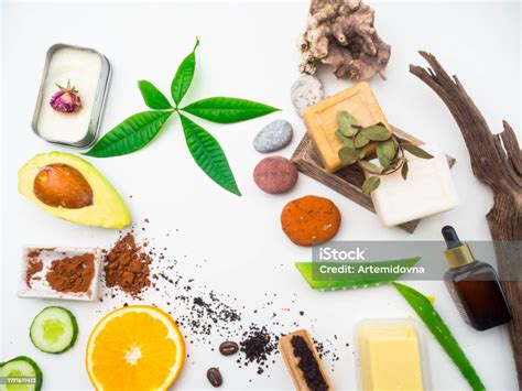 천연 에코 스킨 케어 제품 탑 뷰 성분 화장품 비누 잎 알로에 베라 아보카도 혈청 히알루 론산 얼굴 치료 준비 배경 건강관리와 의술에 대한 스톡 사진 및 기타 이미지