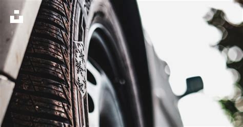 자동차 타이어의 얕은 초점 사진 사진 Unsplash의 무료 타이어 이미지