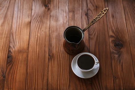 전통적인 구리 터키 커피 포트와 뜨거운 향기로운 커피 는 아침에 나무 테이블에 접시에 흰색 도자기 컵에 최고 전망 고급 요리에 대한 스톡 사진 및 기타 이미지 Istock