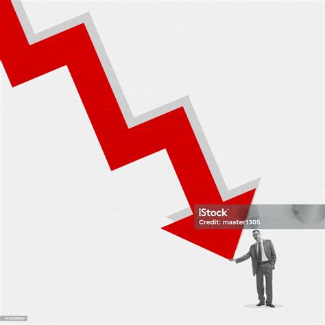 환율 하락의 지표로 거대한 붉은 화살표 근처의 청년 인구 생활 수준의 감소 글로벌 위기 문제 합성사진에 대한 스톡 사진 및 기타