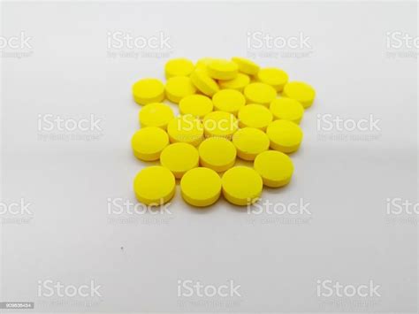 약물 치료 및 건강 관리 개념입니다 Metronidazole 200 Mg 세균 감염을 치료 하는 데 사용 하는 흰색 배경에
