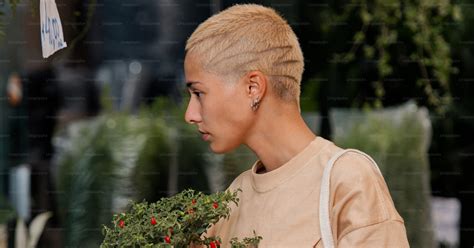 화분을 손에 들고 있는 여자 사진 Unsplash의 로컬 지원 이미지