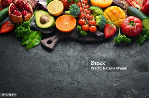신선한 과일 야채와 열매 검은색 배경입니다 배너 평면도 텍스트를 위한 여유 공간 건강한 식생활에 대한 스톡 사진 및 기타 이미지