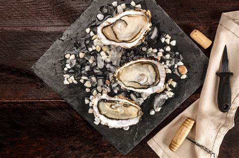 와인 코르크 타래 송곳 칼 및 복사 공간 굴의 오버 헤드 사진 3가지 개체에 대한 스톡 사진 및 기타 이미지 3가지 개체 갑각류 검은색 Istock