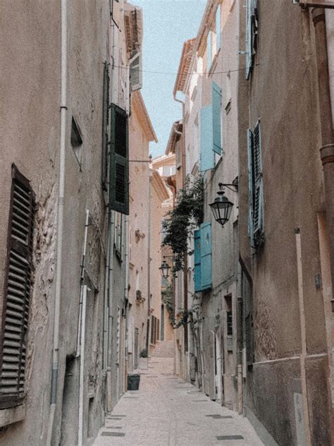 집 밖의 거리 장면 건축 건축 세부 사항 걷고 있는 고독 골목 구시가지 기이 한 긴 머리 도시 생활 도시