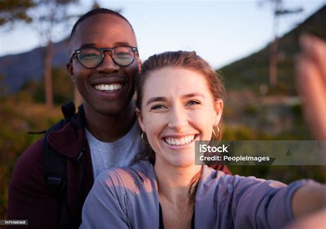 주말에 휴가 휴가 및 하이킹 모험을 위해 산에서 인종 간 커플의 자연 셀카 및 초상화 여자와 함께 여행 웰빙 및 행복한 남자는 일몰에 평온 자유 및 평화를 즐깁니다 커플에