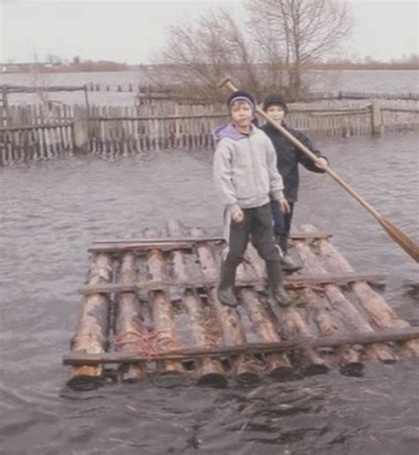 В нашем детстве мы не сидели в гаджетах А всё время проводили с друзьями на улице А детство в