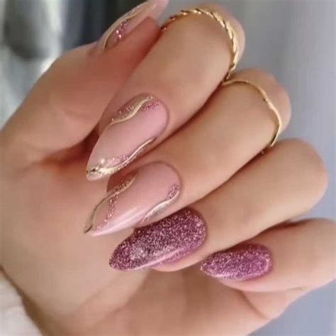 جدیدترین و زیباترین مدل های ناخن بلند گرد یا بادامی