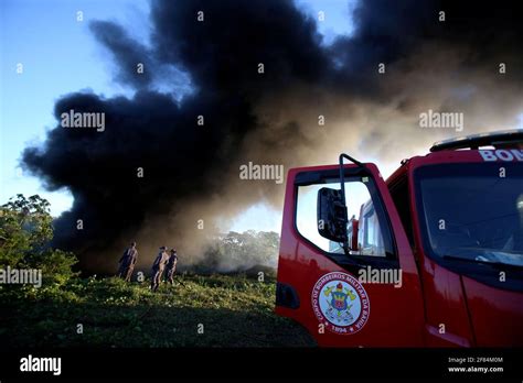 Salvador Bahia Brazil December 28 2017 Fire Department Members Fight Fire In Native