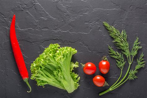 파 슬 리 딜 양배추 잎 고추는 어두운 콘크리트 바탕에 신선한 샐러드와 채식 요리를 위한 제품입니다 개체 그룹에 대한 스톡 사진 및 기타 이미지 Istock