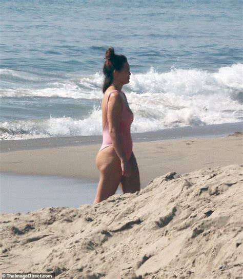 Chrissy Teigen Enjoys A Beach Day After Confirming She S Doing IVF Daily Mail Online
