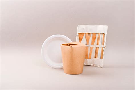 회색 배경에 대나무 나무와 종이로 만든 환경 친화적 인 일회용 요리 드레이프 된 숟가락 포크 칼 접시첨부 재활용 개념입니다 공간을 복사합니다 도시락에 대한 스톡 사진 및