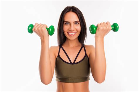 체육관에서 덤 벨과 운동을 하 고 스포티 한 여자의 초상화 가냘픈에 대한 스톡 사진 및 기타 이미지 가냘픈 강사 건강한 생활방식 Istock