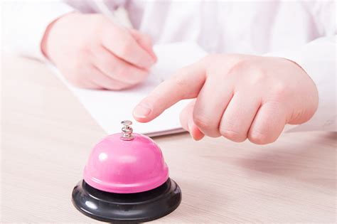 흰색 셔츠를 입은 남자가 손가락으로 서비스 벨을 누르고 한 남자가 테이블에 앉아 고용 계약 서비스 작업에 서명합니다 계약서에 대한 스톡 사진 및 기타 이미지 Istock