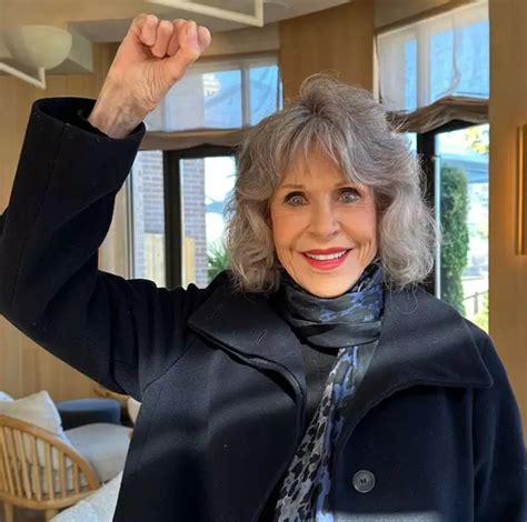 قانون عجیب و شوکه‌کننده جین فوندا برای دوستیابی در ۸۵ سالگی