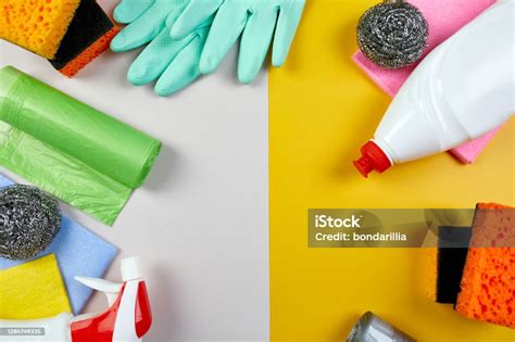 복사 공간이있는 색상 테이블에 다양한 집 청소 제품의 플랫 레이 다른 표면에 대한 청소 세트 세제 서비스 개념 탑 뷰 0명에 대한 스톡 사진 및 기타 이미지 Istock