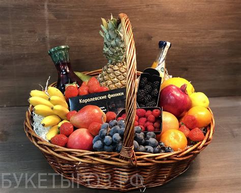 Подарочная корзина с фруктами и шампанским 73 фото
