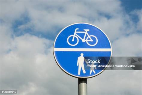자전거 및 보행자 경로 공유 표지판 도로 표지판 보행자와 자전거는 푸른 하늘을 배경으로 길을 건널 수 있습니다 0명에 대한 스톡