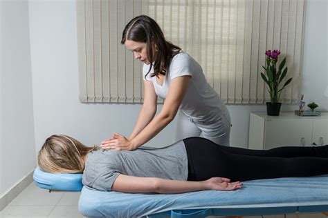 금발 여자 척추 지압 조정 골 요법 대체 의학 통증 완화 개념 물리 치료 스포츠 부상 재활 건강 진단에 대한 스톡 사진 및 기타 이미지 Istock