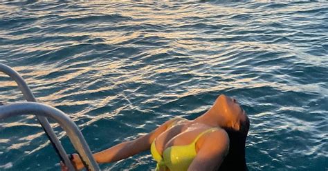 Salma Hayek Derrocha Sensualidad En Atrevida Sesi N En El Mar Y Con Diminuto Bikini Latfan