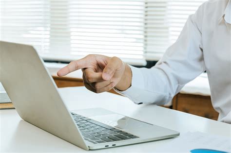 비즈니스 맨은 홈 오피스에서 책상에 금융 문서 보고서 및 디지털 노트북 컴퓨터에 대해 손으로 작업하고 계산 디지털 온라인 마케팅