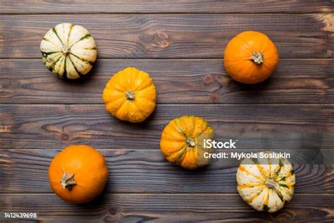 컬러 테이블 배경에 작은 오렌지색 호박의 가을 구성 가을 할로윈 및 추수 감사절 개념 가을 플랫 누워 사진 상단보기 Vith 복사 공간 0명에 대한 스톡 사진 및 기타