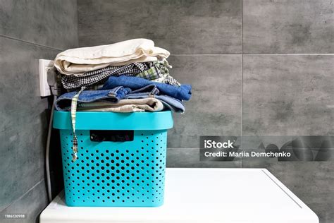 욕실에서 회색 콘크리트 벽 타일의 배경에 대한 파란색 상자에 접힌 침구 청바지 수건 세탁기 의 모서리에 세탁및 옷더미 0명에 대한 스톡 사진 및 기타 이미지 Istock